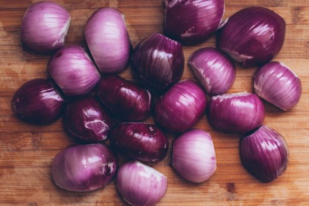 Cebola roxa: : 33 benefícios, para que serve e uso (com receitas)