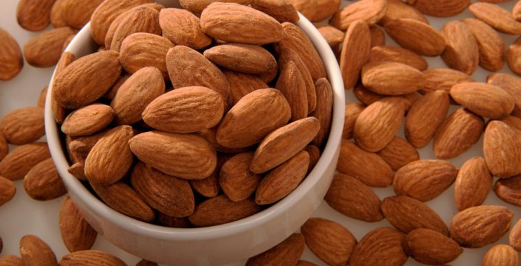 Amêndoa: Para que serve, valor nutricional, benefícios, malefícios e ...