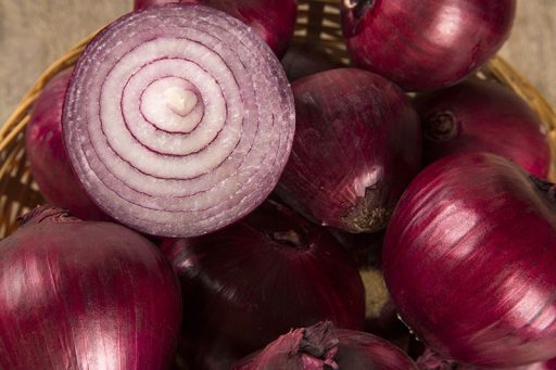 Cebola roxa é bom para tosse, gripe, diabetes e emagrece: veja os 50 ...
