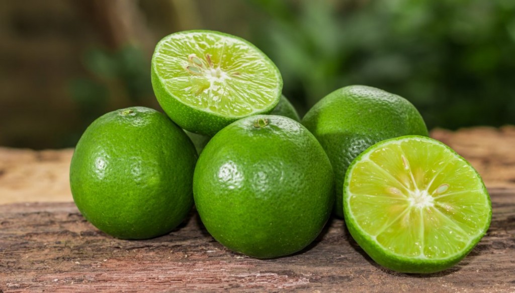 Suco de limão: como fazer, 10 Benefícios e usar (com receitas)