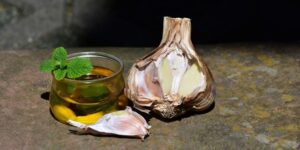 Chá de alho: como fazer, usar, para que serve, benefícios e efeitos ...